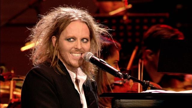 Tim Minchin is releasing his debut album | girlonfilms.net